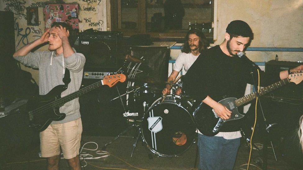 From Garage Band to Center Stage: Tips for Breaking into the Music ...